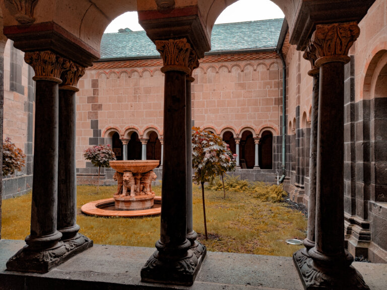 Urlaub im Kloster am Laacher See | Petit Chapeau